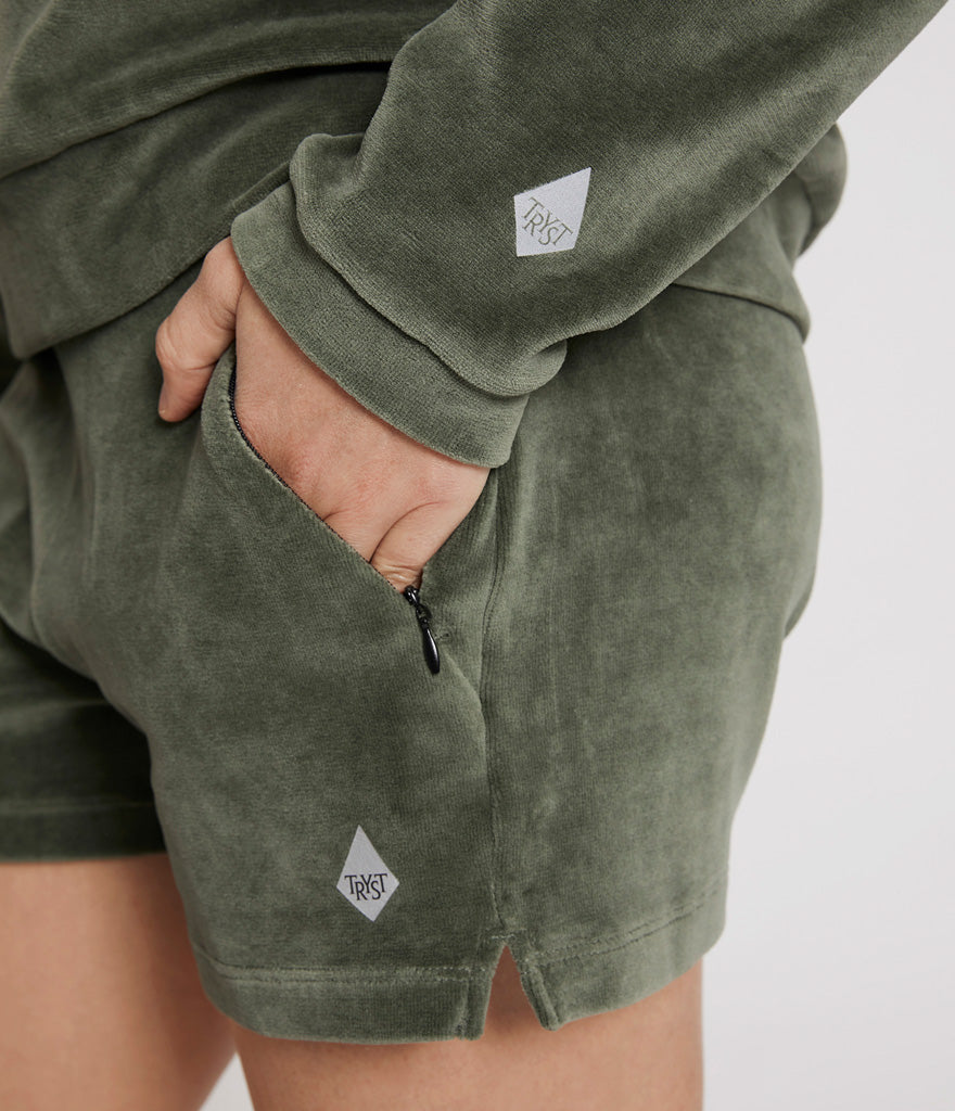 Albany velour shorts in green. – Tryst Stockholm